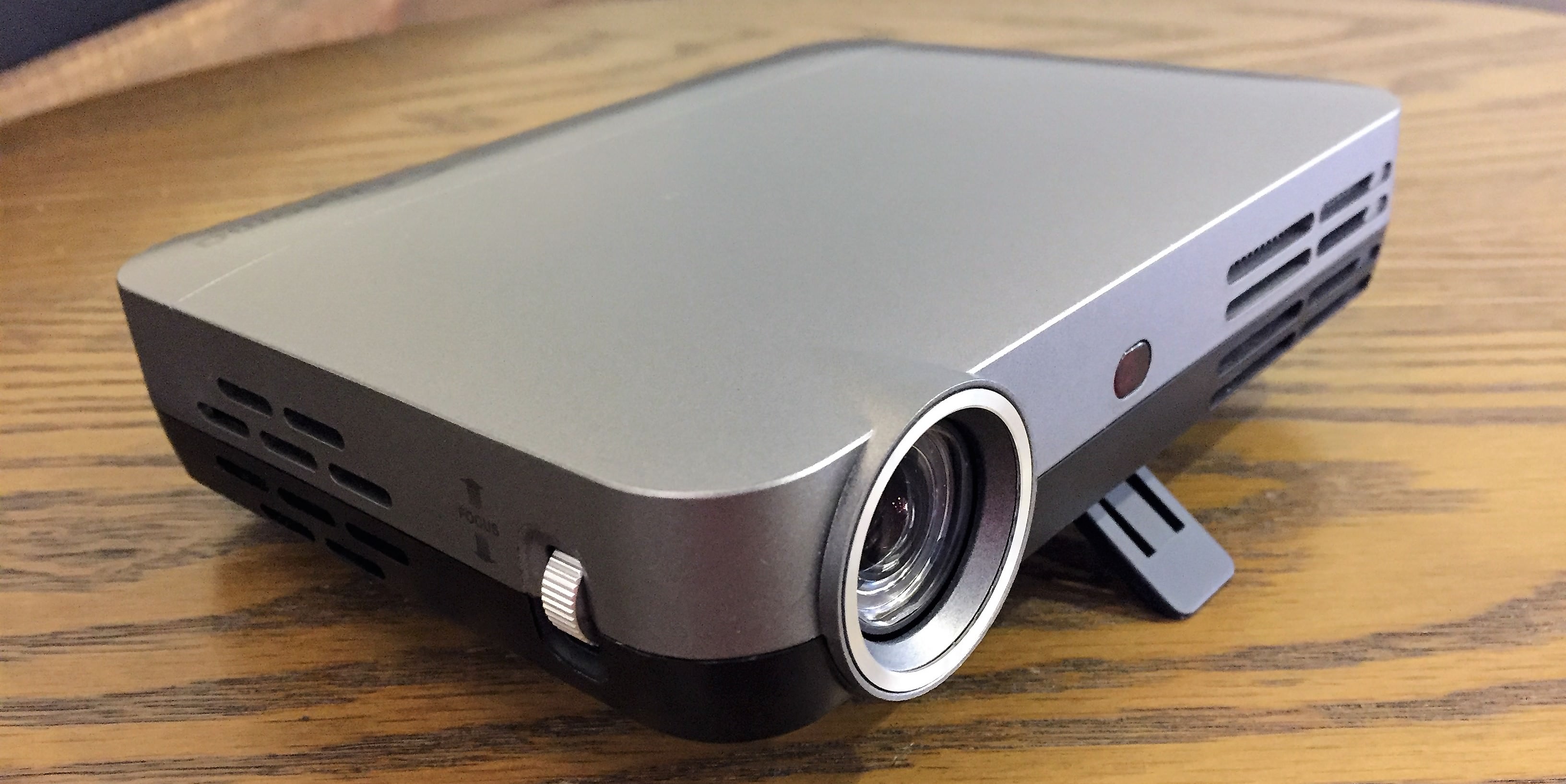 Optoma 奧圖碼 ML330 高清微型智慧行動投影機：家庭劇院與行動簡報的完美合體-硬體外型篇 - 雀雀看電影